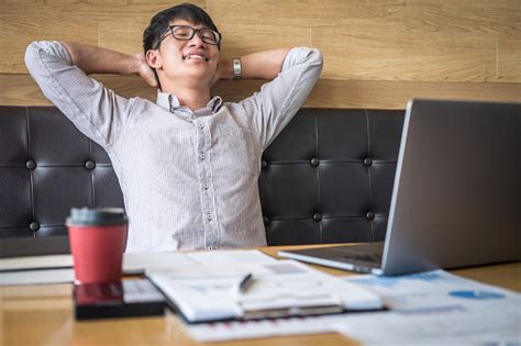 보고서 문서 및 분석 그래프 문서에 재무 데이터 계산 재무 통계 작성을 통해 랩톱 컴퓨터에서 투자 프로젝트를 수행하는 사업가 경제에 대한 스톡 사진 및 기타 이미지 Istock