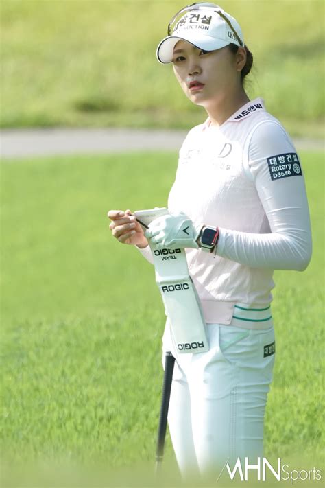 Ms포토 김민선 야디지북 보며 꼼꼼하게 살핀다