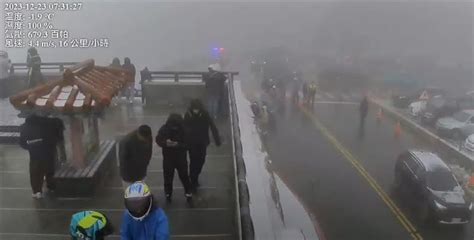 合歡山下雪了！民眾衝武嶺亭開心追雪 雪花覆蓋畫面曝光 生活 三立新聞網 Setncom