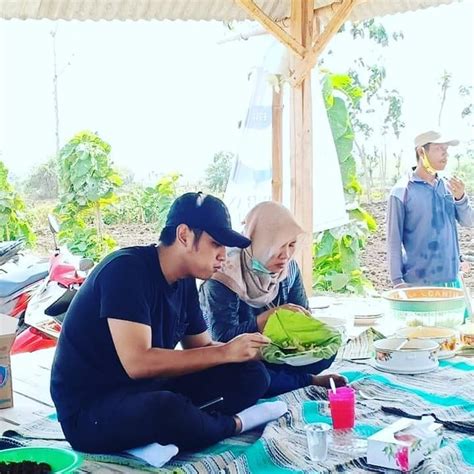 Aditya Halindra Faridzky Cabup Tampan Yang Doyan Jajan Kaki Lima Foto 2