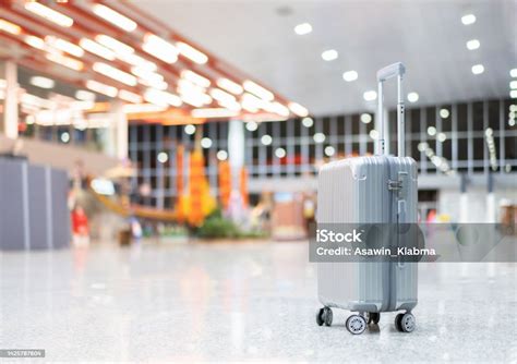 여행 보험이있는 여행 가방 또는 가방의 수하물 소지자 공항 터미널에서 여행 수하물 승객과 비행기가 하늘을 날아 가기 전에 몽타주에 사용하거나 제품을 표시 할 수 있습니다