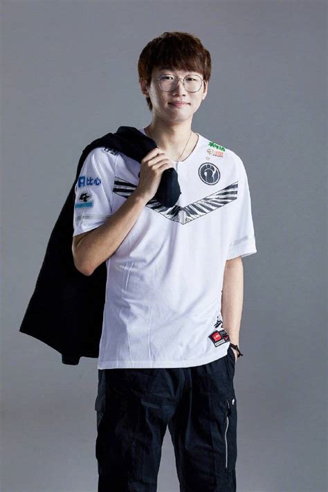 IG春季赛定妆照TheShy冷酷出镜Rookie笑容可爱 直播吧zhibo8 cc