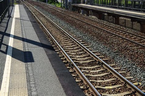 駅ホームと線路のフリー写真素材 3755 フリー写真素材フォトック【無料・商用利用可・クレジット表記不要】
