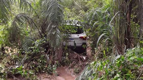 Carro Com Família é Arrastado Pela água Da Chuva Em Teresina Pi24h