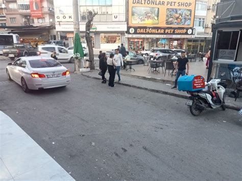 Yolda şakalaşan çocukları otomobil ezdi İzmirde korkunç kaza