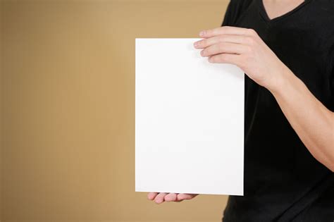 빈 흰색 A4 용지를 들고 검은 T 셔츠 남자 전단지 프리젠테이션입니다 팜플렛에는 손을 잡으십시오 남자 쇼 명확한 오프셋된 종이입니다 시트 서식 파일입니다 T 셔츠에 대한