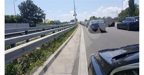 Интензивен е трафикът в цялата страна