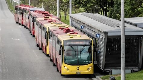 Desnudo y colgado de la ventana de un TransMilenio así quedó un ladrón que intentaba robarse un
