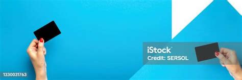 손에 할인 카드 블랙 프라이데이 한 여성이 파란색 배경에 검은색 할인 카드를 들고 있습니다 광고 또는 인쇄를 위한 배너 또는 포스터 텍스트 배치 가격에 대한 스톡 사진 및