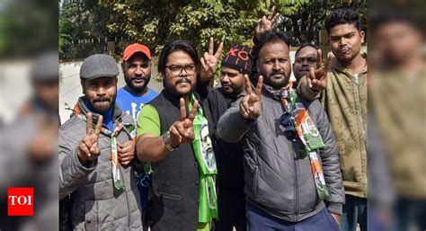 Congress Workers Burst Crackers Distribute Sweets As Jharkhand Trends