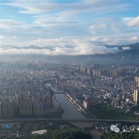 团结凝聚力量 实干谱写华章建设发展产业