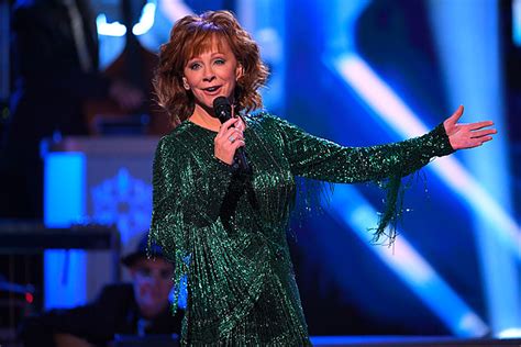 Reba Mcentire Returning As Cma Country Christmas Host In 2018