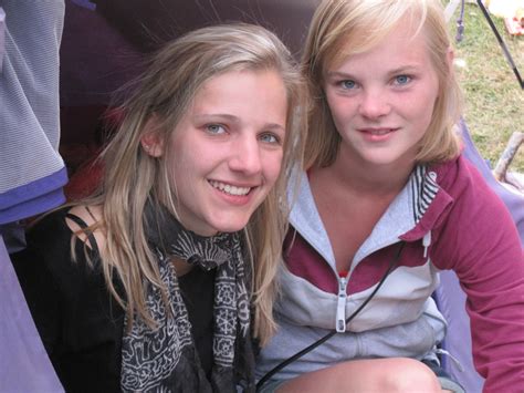 Jazzfestival Moers Annika Und Freundin Steffi Inmitten Vieler Zelte