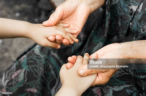 어린 소녀와 옛 할머니의 손 노인 세계 친절의 날 개념을 들고 작은 아이의 손 감상성에 대한 스톡 사진 및 기타 이미지