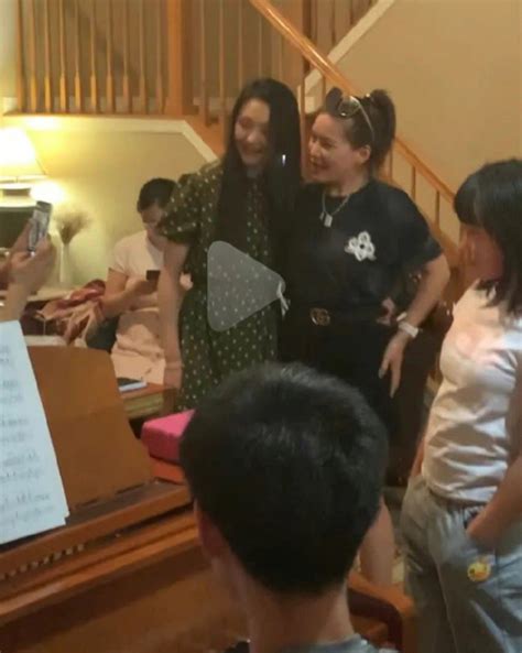 郑爽当妈后与儿女合影首曝光，一家人围在一起过生日，俩孩子都长大了腾讯新闻