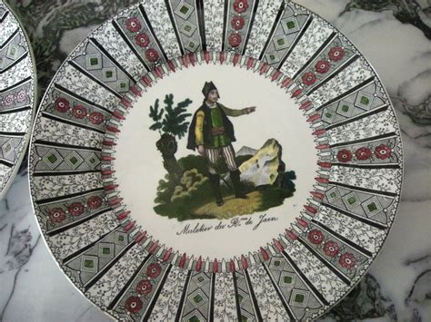 Proantic Cinq Assiettes Porcelaine Opaque signées CREIL