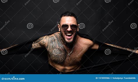 Hombre Enojado Con Camisa De Torso Desnuda Muscular Un Tipo Curioso Aislado Por Negro Foto De