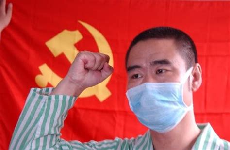 他生前資助183名貧困兒童，死後卻無錢下葬，5年後妻子不幸被砸死 每日頭條