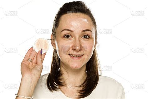 一个女人在白色的背景上展示肮脏的棉垫
