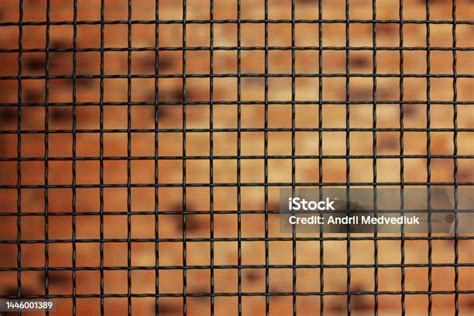 자연 벽돌 배경에 검은 금속 격자 강철 울타리 실내가 닫힙니다 벽지 금속 와이어 장벽 내부에 양식화 된 디자인 솔루션 보안 및 안전 개념 강철에 대한 스톡 사진 및 기타