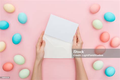 파스텔 부활절 달걀과 분홍색에 고립 된 인사말 카드와 봉투와 여성의 손의 자른보기 공휴일에 대한 스톡 사진 및 기타 이미지