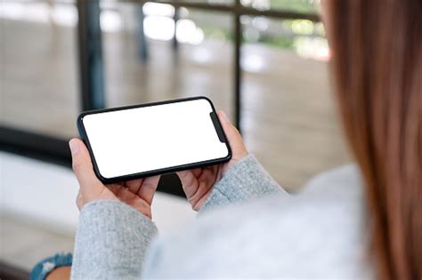 빈 데스크톱 화면으로 검은 휴대 전화를 들고 여자의 모의 이미지 유동성에 대한 스톡 사진 및 기타 이미지 유동성 장치 화면