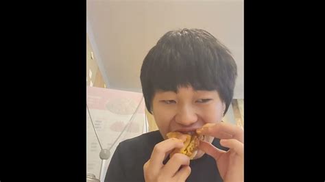 맘스터치 골든맥인치즈치킨버거 콜라 감자튀김 먹방 Youtube