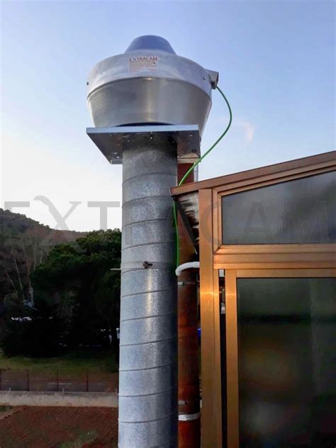Instalación de conducto de ventilación galvanizado y extractor f