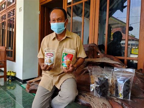 Inspiratif Pria Jombang Olah Biji Salak Jadi Kopi