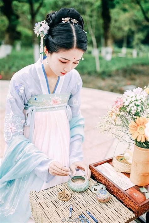 百花生日是良辰未到花朝一半春