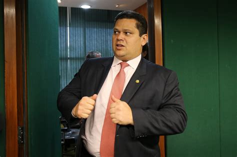 Alcolumbre adia votação após Câmara aumentar impacto de microcrédito