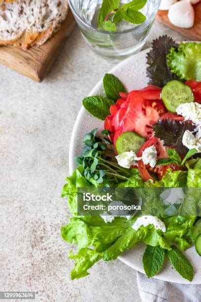 샐러드 잎 믹스 토마토 오이 모짜렐라 및 마이크로 그린과 맛있는 녹색 샐러드 건강한 채식 음식 건강 식품의 개념 상단 보기 0명에 대한 스톡 사진 및 기타 이미지 Istock