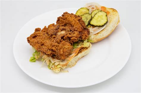 상추 피클과 양파를 곁들인 맛있는 오픈 버터밀크 프라이드 치킨 샌드위치 0명에 대한 스톡 사진 및 기타 이미지 0명 고기 닭고기 튀김 Istock