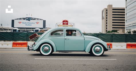 도로에 청록색 폭스 바겐 비틀 자동차 사진 Unsplash의 무료 자동차 이미지