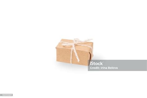 흰색 배경에 고립 된 꼬기로 묶인 갈색 포장지로 감싸여있는 선물 상자 갈색에 대한 스톡 사진 및 기타 이미지 갈색 갈색 용지 공예 Istock