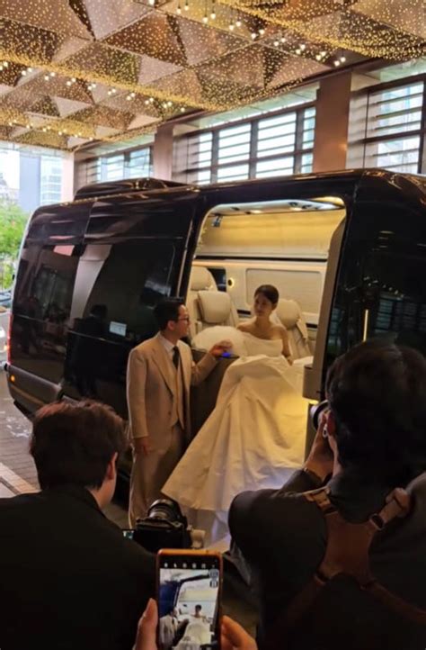 김준호♥김지민 결혼식장 등장 포착손 잡고 에스코트 N이슈