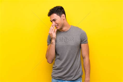 长得帅的男人在孤立的黄高清图片下载 正版图片503683270 摄图网