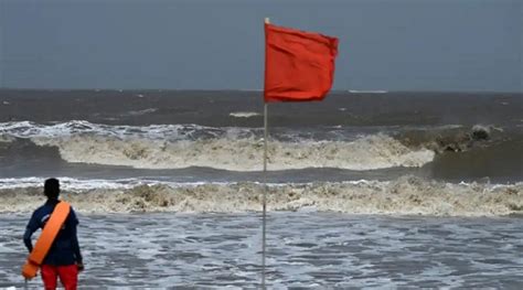 বাড়ছে বাতাসের গতি বন্দরে ৩ নম্বর সতর্ক সংকেত