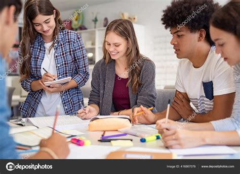 Estudiantes Universitarios Estudiando Juntos Dos Estudiantes