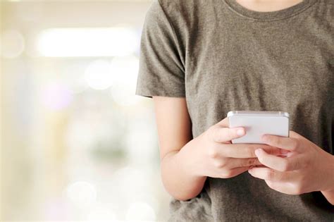 핸드 블러 저장소 Bokeh 빛 배경 비즈니스 및 기술 개념 디지털 마케팅 서구 전자 상거래와 스마트 휴대 전화를 사용 하 여