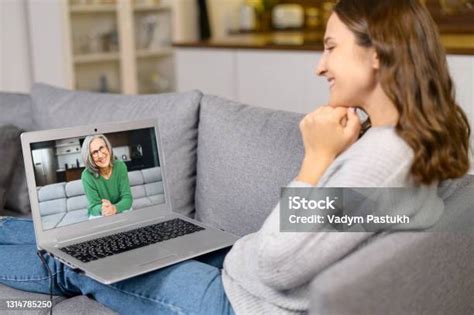 Wanita Menggunakan Komputer Laptop Untuk Koneksi Video Foto Stok