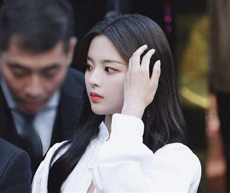 杨超越怼脸照六宫格 精致的五官和妆容凸显的更加完美 知乎