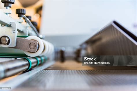 종이 접는 기계 전송 바퀴 롤러 인쇄 제작 편지 시트 이동 나사 조정 근접 촬영 0명에 대한 스톡 사진 및 기타 이미지 0명 공장 산업 건물 공학 Istock