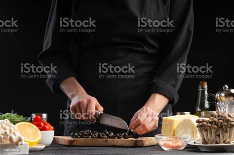셰프가 이탈리아 마스크를 잘라 서 맛있고 신선한 샐러드를 준비합니다 채식과 신선한 음식 미식과 요리 요리책과 가정 요리 레시피