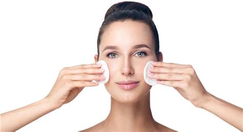 زن با استفاده از پد پنبه ای کلیا زن جوان زیبا و خندان شاد 1258546