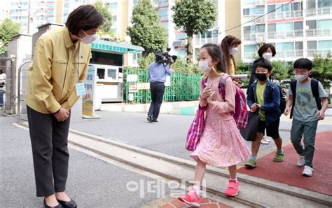 포토 어린이들 맞이하는 유은혜 사회부총리겸 교육부 장관