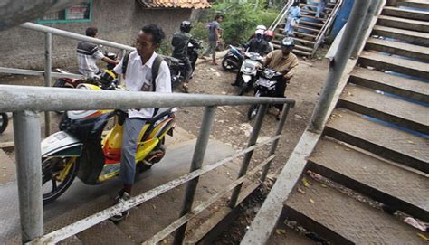 Hindari Razia Polisi Pelajar Terobos Jembatan Penyeberangan Tempo Co