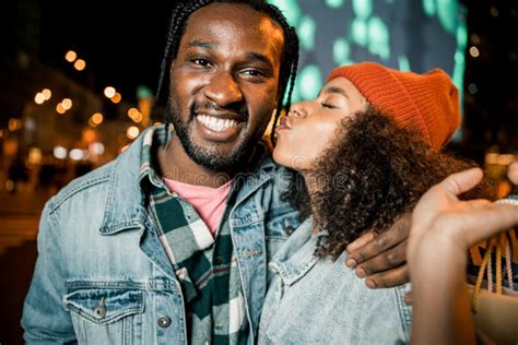 Joven Guapa Besando A Su Novio En La Ciudad Foto De Archivo Imagen De Alegre Alimento