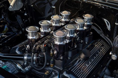 블랙 레트로 시보레 벨 에어의 엔진이 닫힙니다 1955 자동차 전시회에서 Chevy 스노호미시 워싱턴 미국 2022년 9월