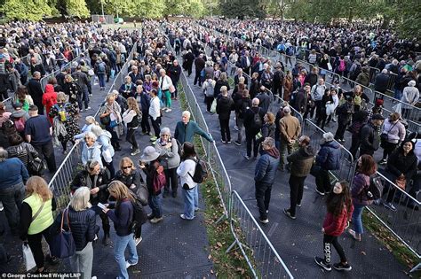 Queue Tracker For Queens Lying In State Live Stream With Times Daily Mail Online
